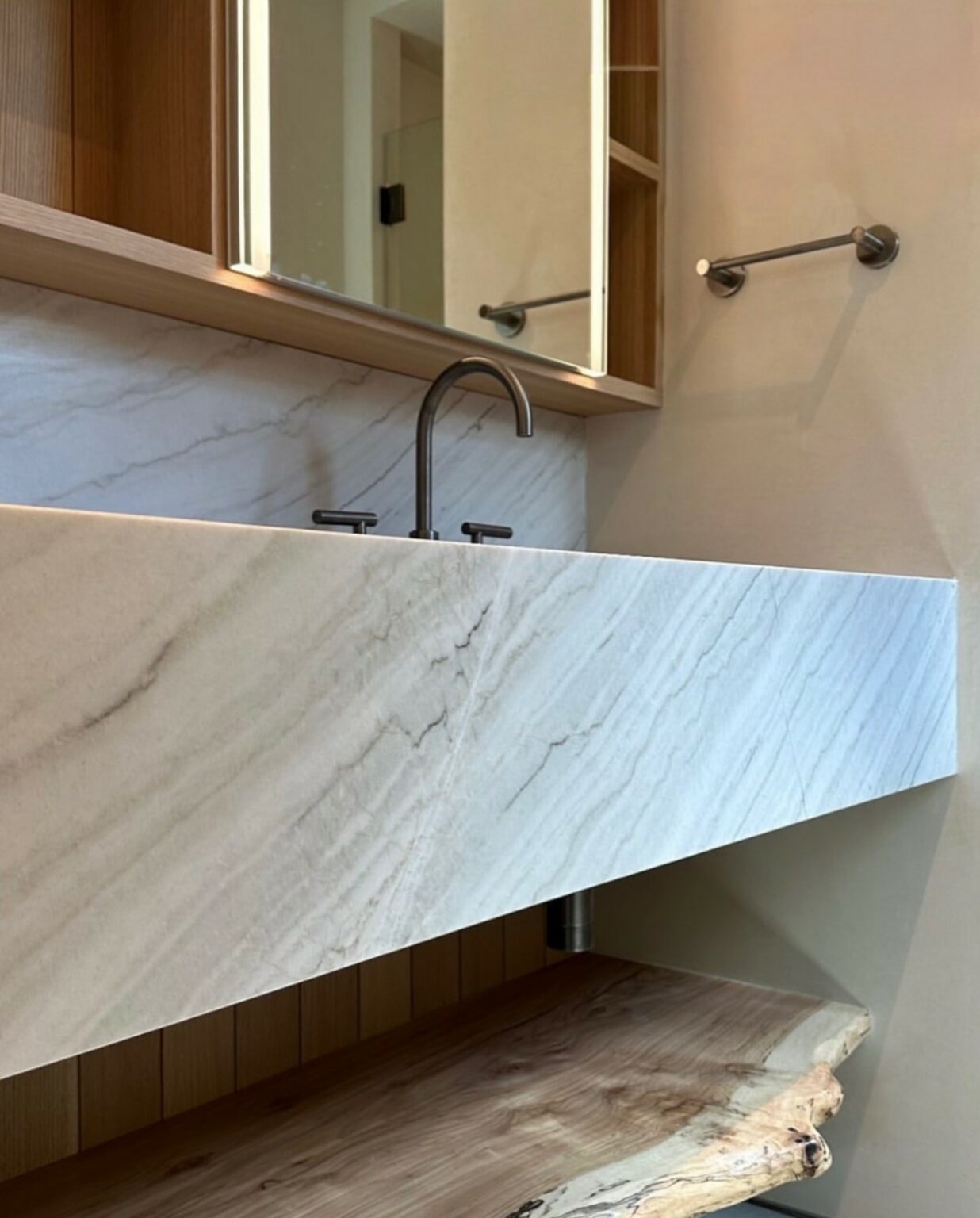 Lavezzi Quartzite | Stratus Surfaces