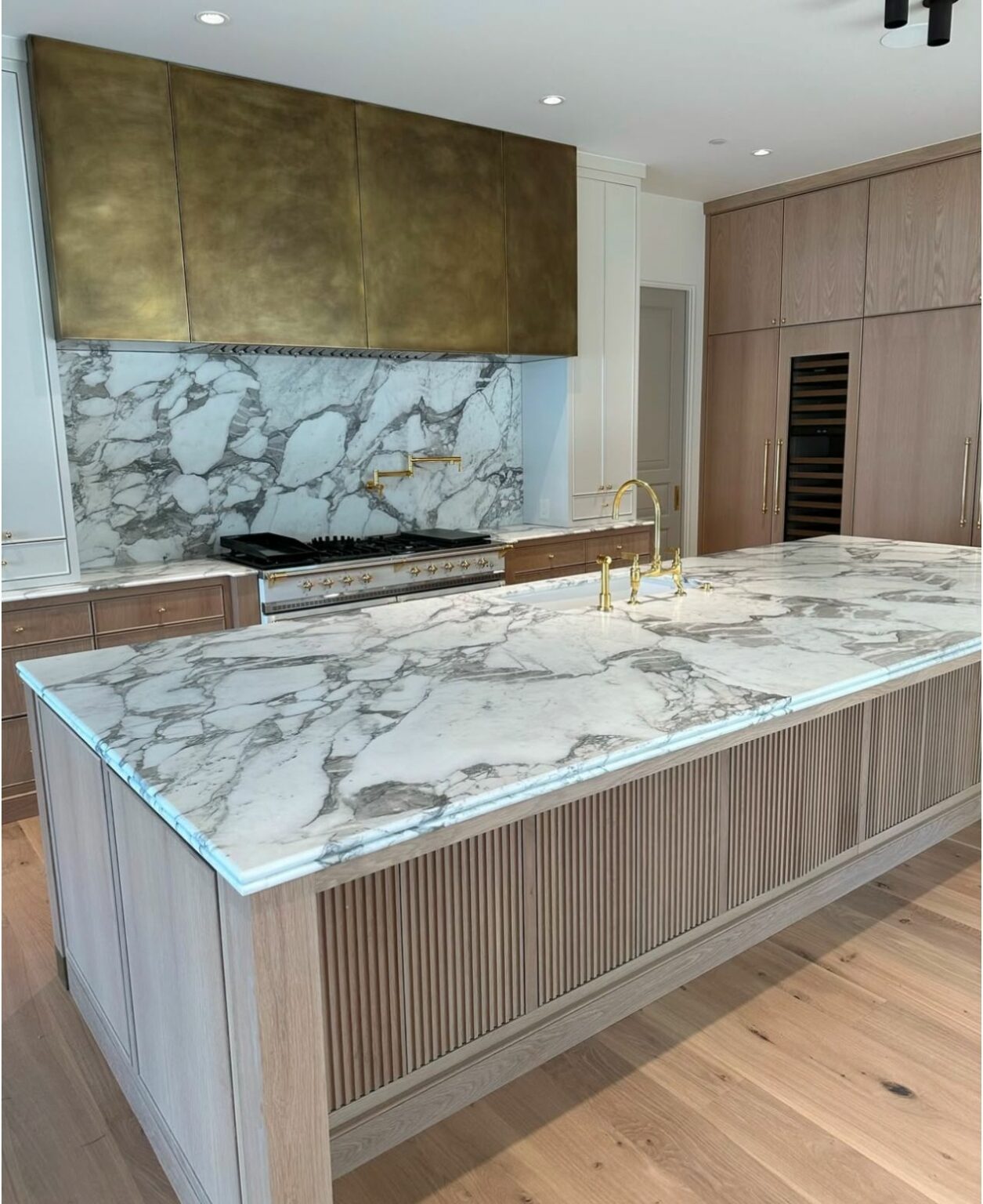 Arabescato Vagli Marble Kitchen | Stratus Surfaces